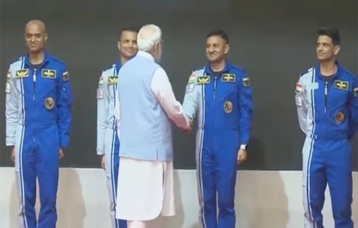 Gaganyaan Astronauts: అంతరిక్షంలోకి వెళ్లే వ్యోమగాముల పేర్లు ప్రకటించిన ప్రధాని మోడీ...! - Raashtra